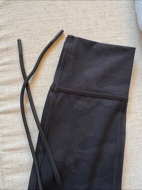 Vuori | Pants & Jumpsuits | Vuori Daily Legging In Black Camo | Poshmark